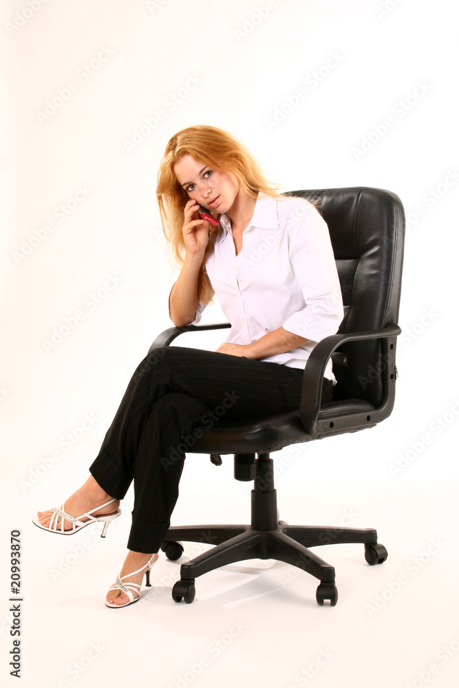Eine junge Frau telefoniert im Bürostuhl sitzend Stock Photo | Adobe Stock