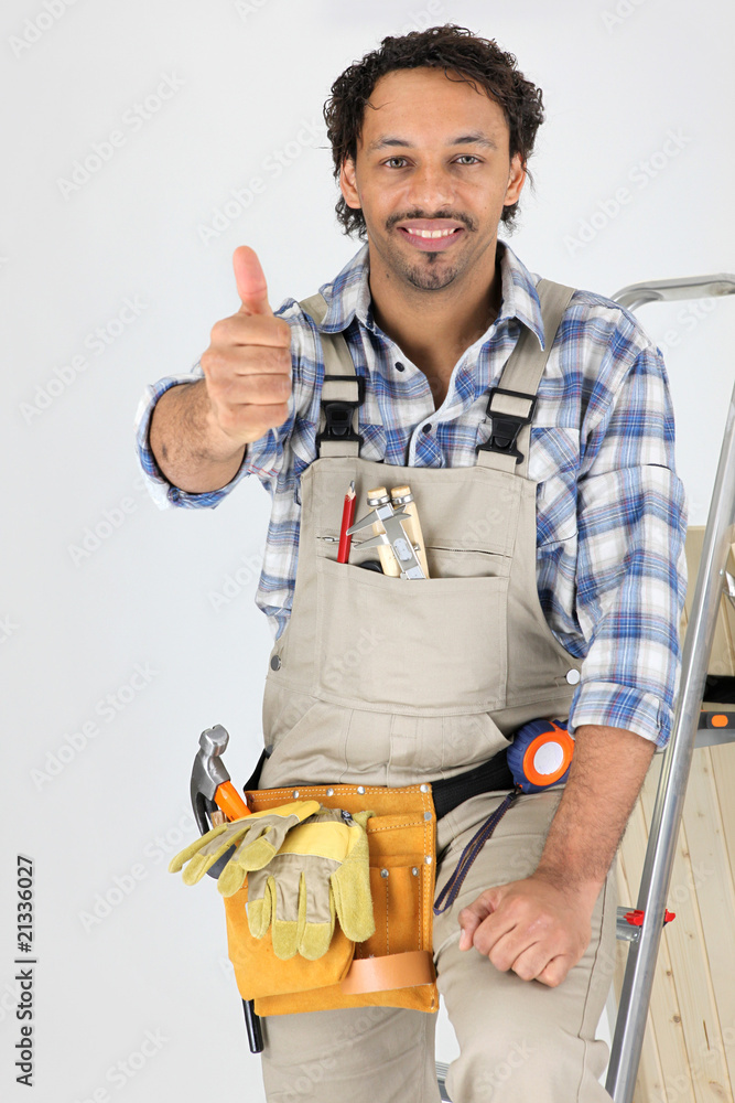 Portrait d'un ouvrier satisfait levant le pouce Stock Photo | Adobe Stock