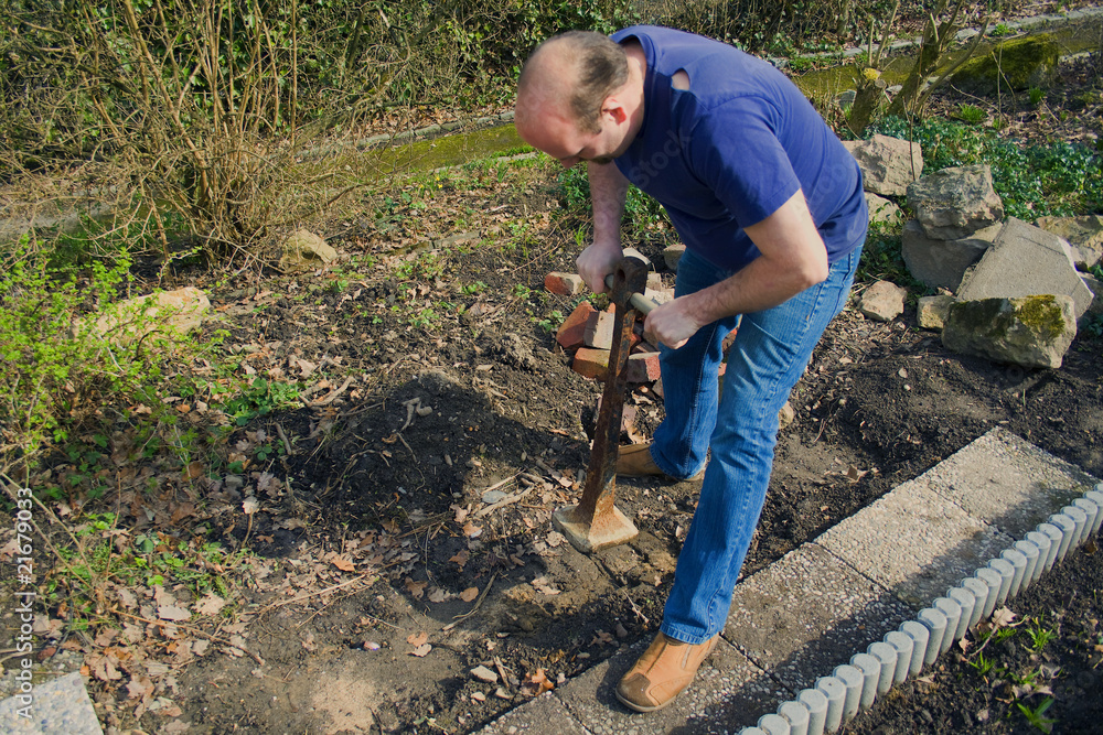 Handwerker verdichtet Erde für Gehwegplatten Stock-Foto | Adobe Stock