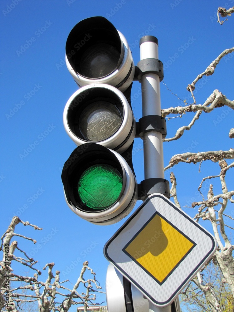 FEU TRICOLORE ET PANNEAU DE PRIORITE Stock Photo | Adobe Stock