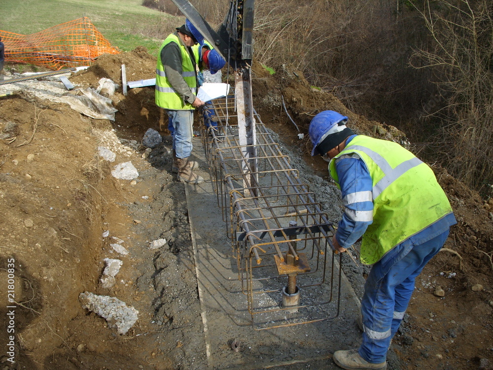 réalisation d'une longrine sur pylône électrique Stock Photo | Adobe Stock
