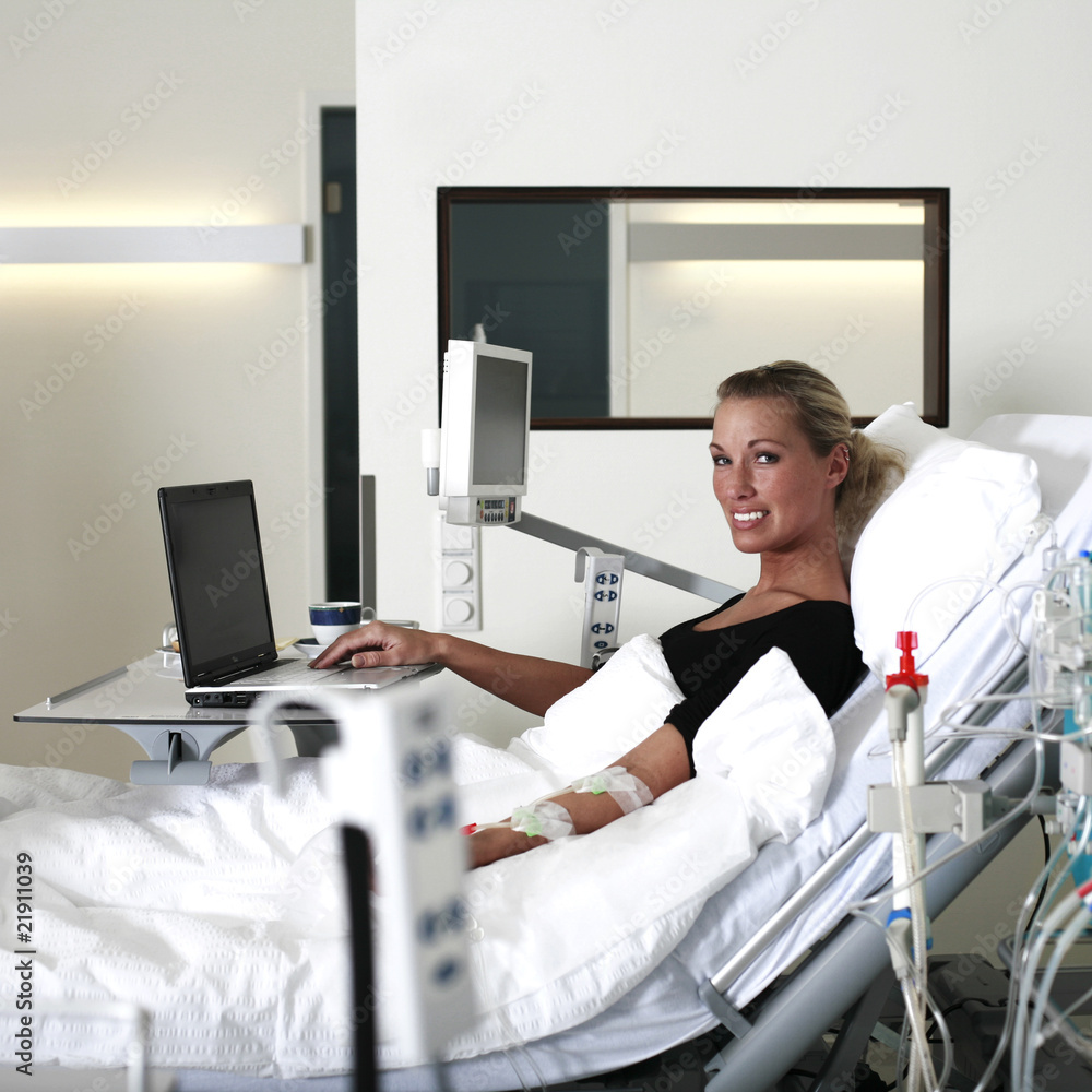 Patientin im Krankenbett Stock-Foto | Adobe Stock