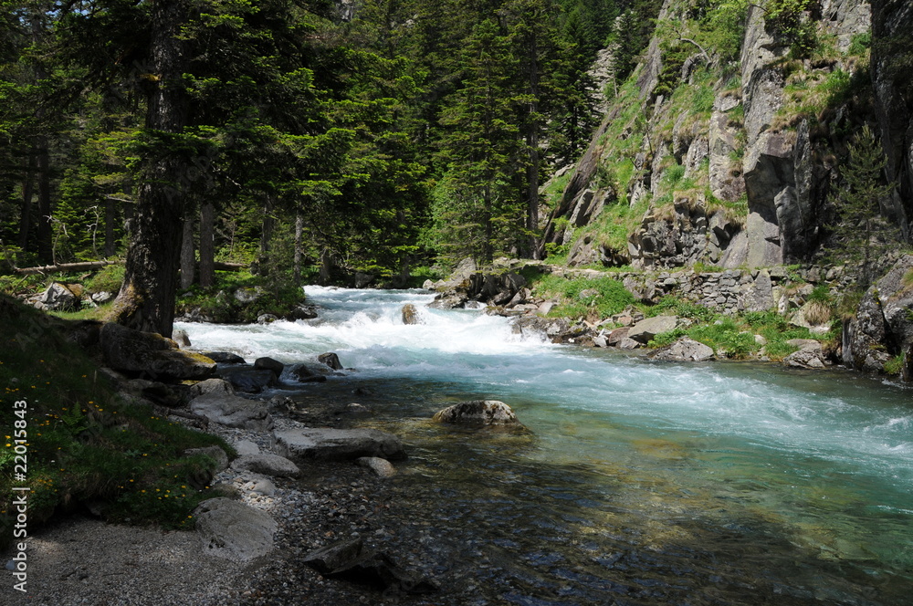 Berge d'une rivière de montagne Photos | Adobe Stock