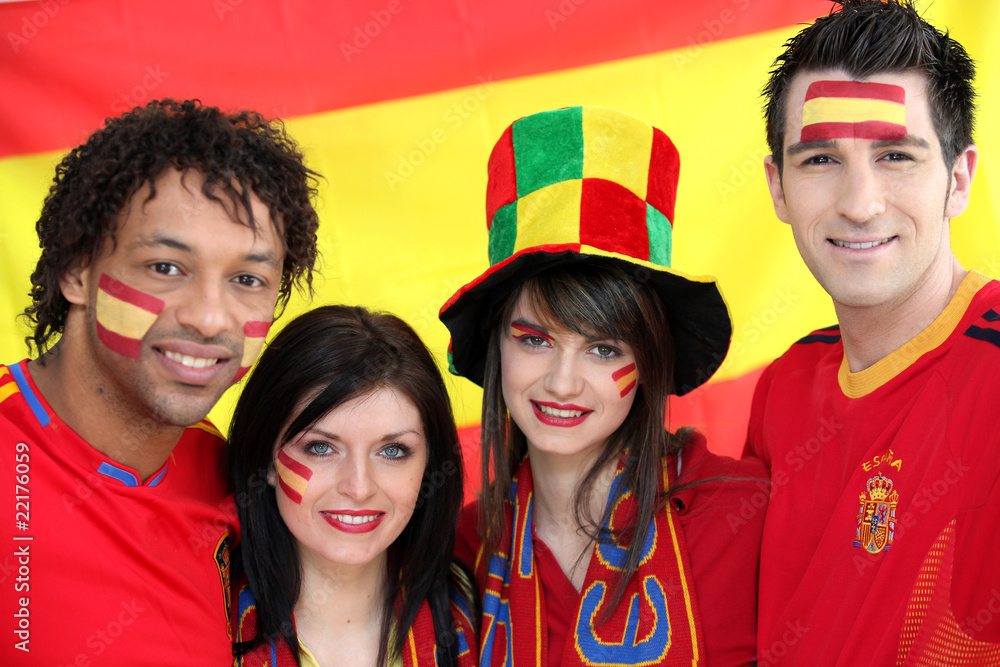 Groupe d'amis supporter de l'Espagne foto de Stock | Adobe Stock