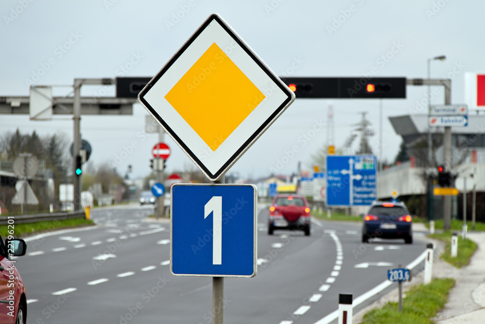 Verkehrszeichen Vorrangstrasse auf einer Strasse foto de Stock | Adobe ...