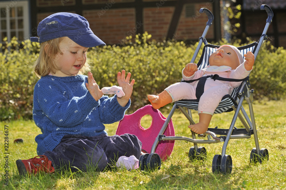 junges Mädchen spielt mit Puppe, Kleinkind, 2 Jahre alt Stock-Foto ...