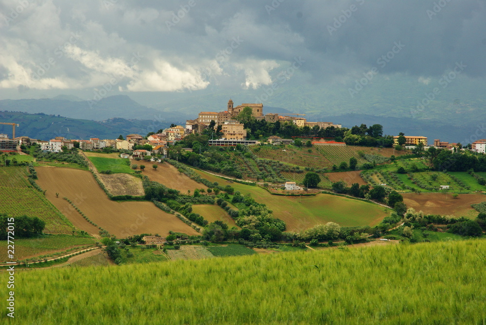 paese sulla collina Stock Photo | Adobe Stock