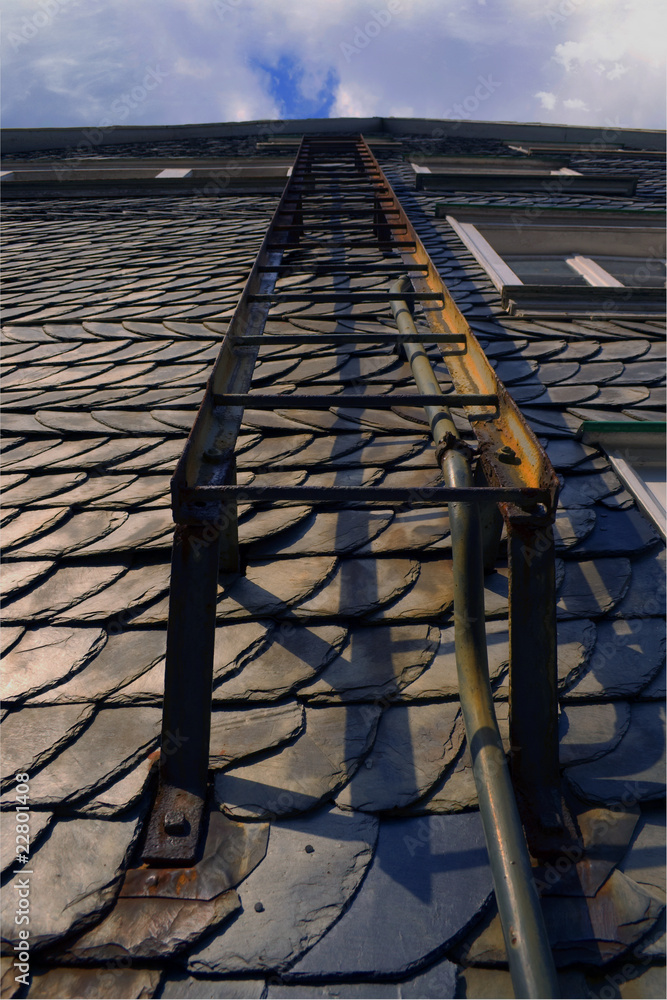 Alte Metallleiter an Schieferhaus Stock Photo | Adobe Stock