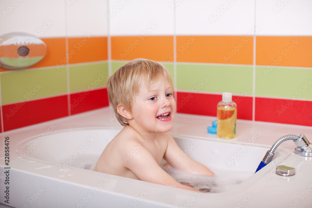 kleiner junge beim baden Stock-Foto | Adobe Stock