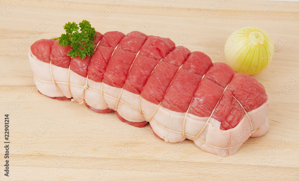 roti de viande de boeuf bardé Stock Photo | Adobe Stock