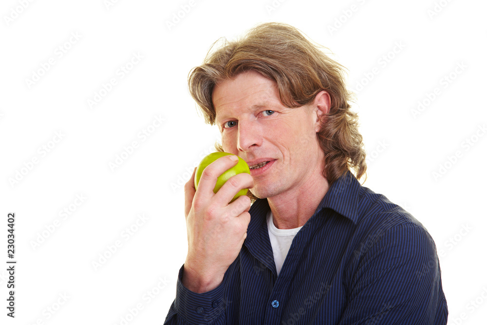 Mann isst grünen Apfel Stock Photo | Adobe Stock