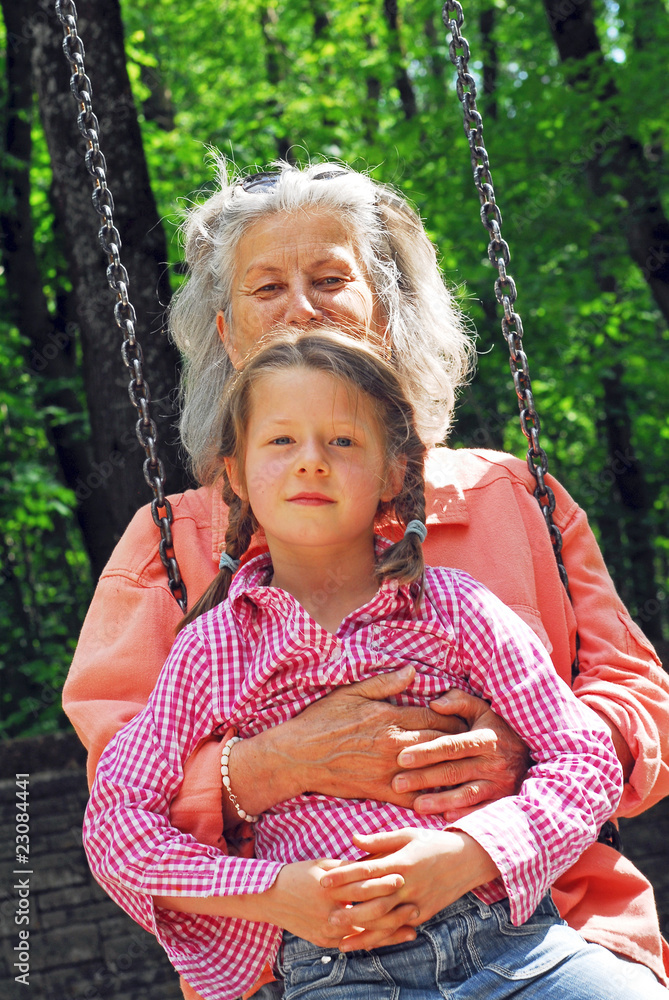 Foto De Oma Und Enkelin Auf Der Schaukel Do Stock Adobe Stock