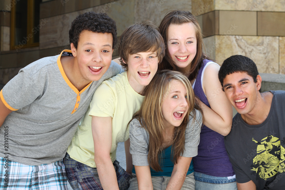 Jugendliche in Aktion Stock-Foto | Adobe Stock