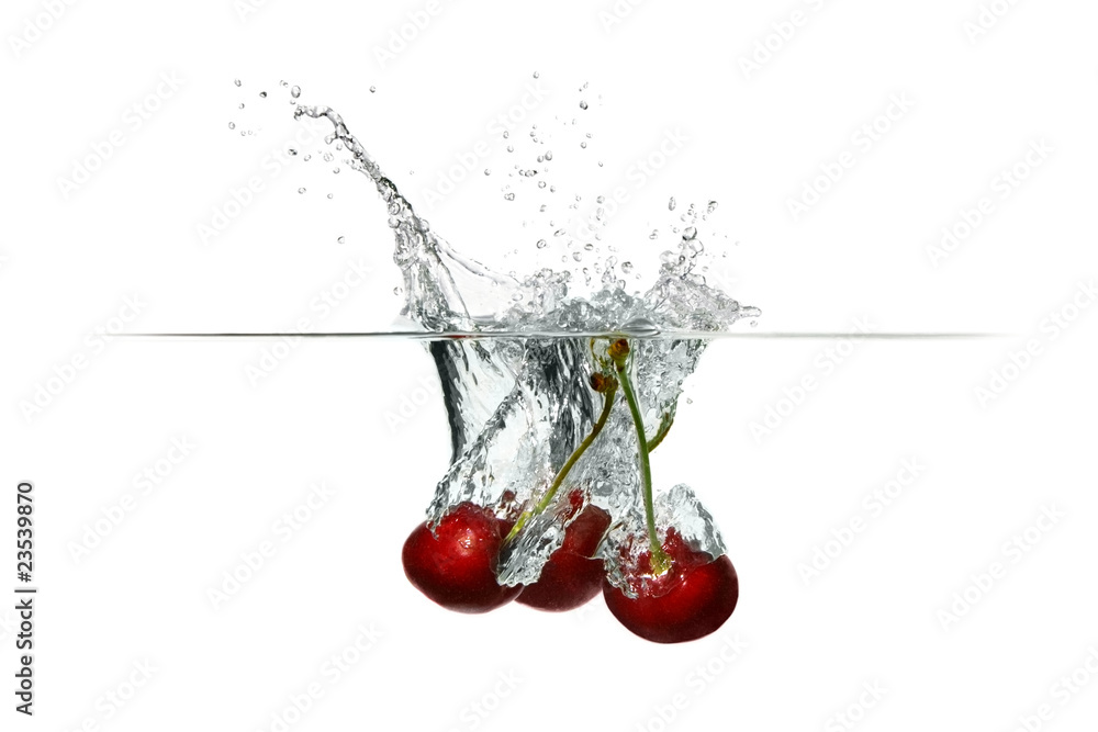 Frische Kirschen fallen ins Wasser Stock-Foto | Adobe Stock