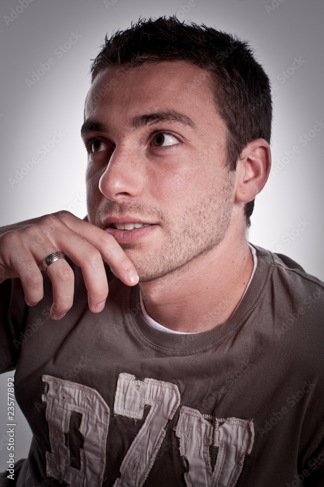 portrait d'un jeune homme brun Photos | Adobe Stock