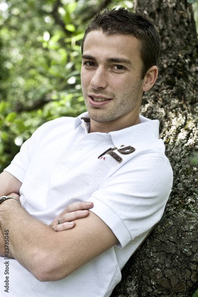 portrait d'un jeune homme brun Photos | Adobe Stock