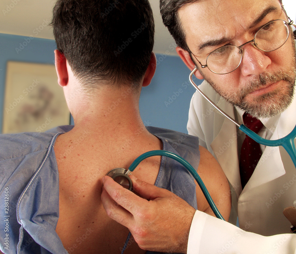 Examinando un paciente. foto de Stock | Adobe Stock