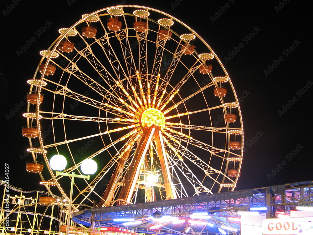 Grande roue dans un parc d'attraction la nuit Stock Photo | Adobe Stock