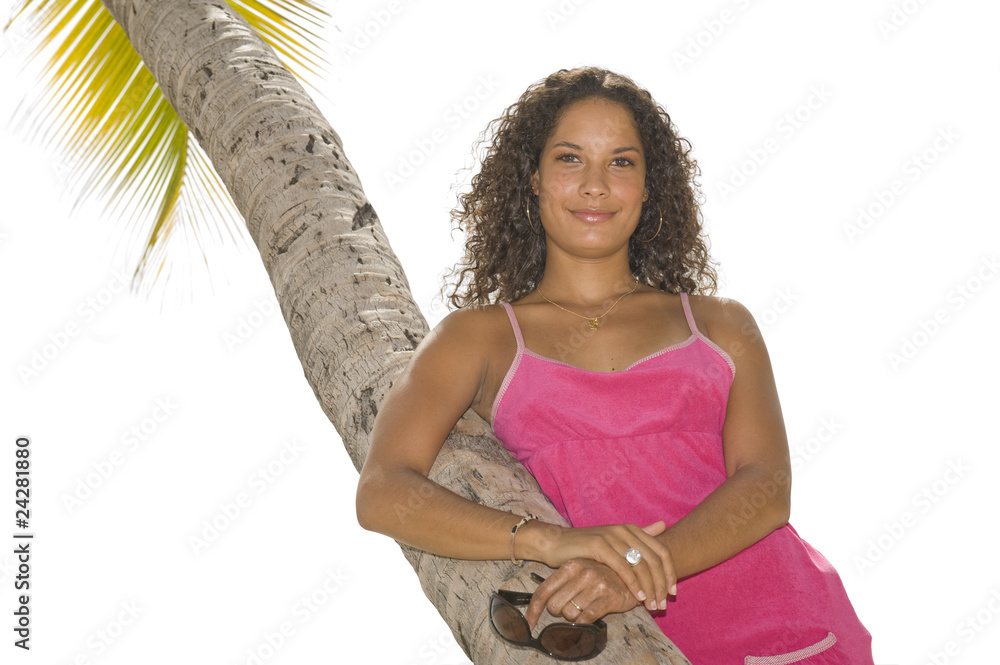 Femme à côté d'un cocotier (image détourée) Photos | Adobe Stock