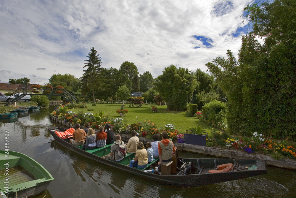 france; amiens; hortillonnages : canal; barque et tourisme Photos ...