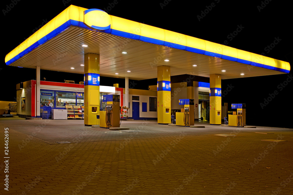 Tankstelle in der Nacht Stock-Foto | Adobe Stock