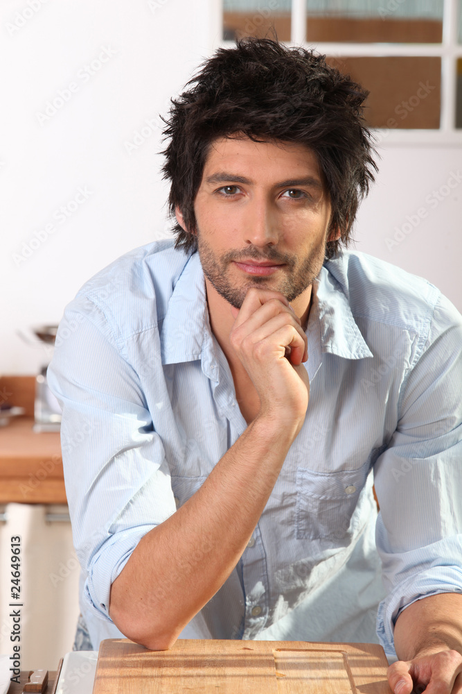 Portrait d'un jeune homme brun Photos | Adobe Stock