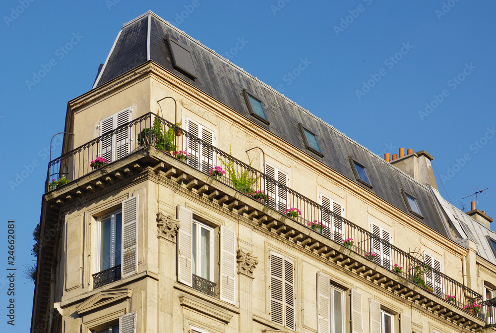 Foto de Paris balcon sur immeuble haussmannien do Stock | Adobe Stock