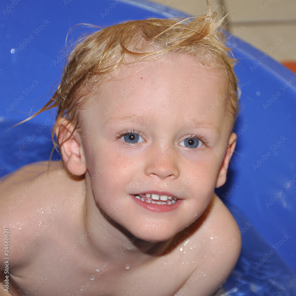 kind in der badewanne Stock-Foto | Adobe Stock