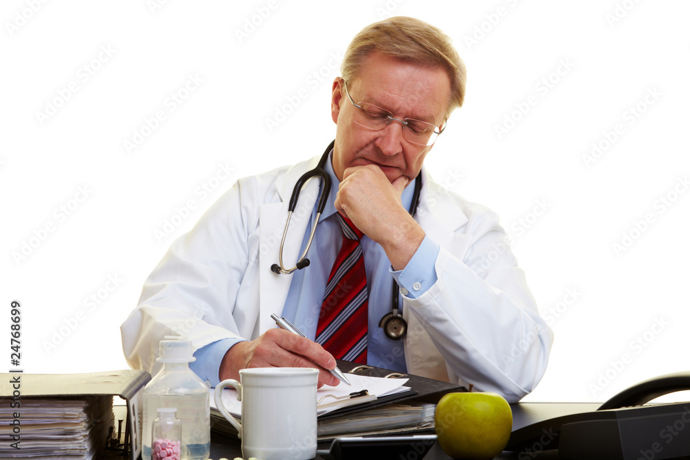 Arzt macht Notizen am Schreibtisch Stock Photo | Adobe Stock