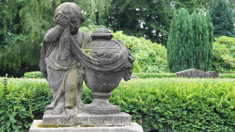 Trauerndes Kind mit Urne (Denkmal) Stock Photo | Adobe Stock