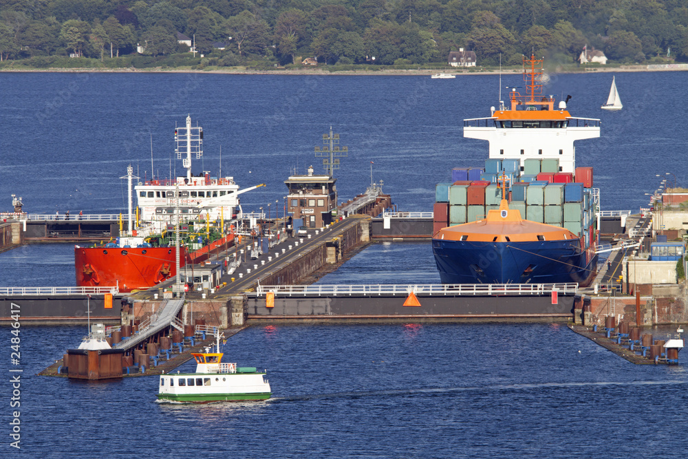 Schiffe in der Schleuse Holtenau zum Nord-Ostsee-Kanal, Kiel Stock-Foto ...