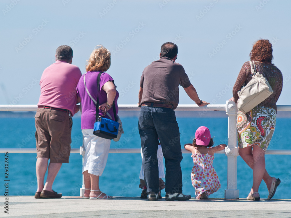 Familia frente al mar Stock Photo | Adobe Stock