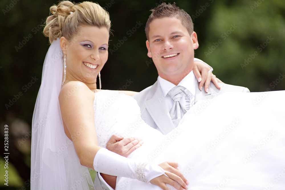 Hochzeit im Park, Mann trägt seine Frau Porträt Stock Photo | Adobe Stock