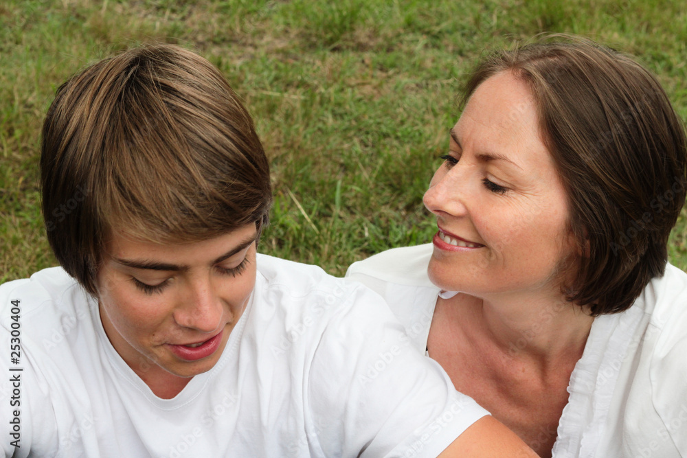 entre mère et fils Photos | Adobe Stock
