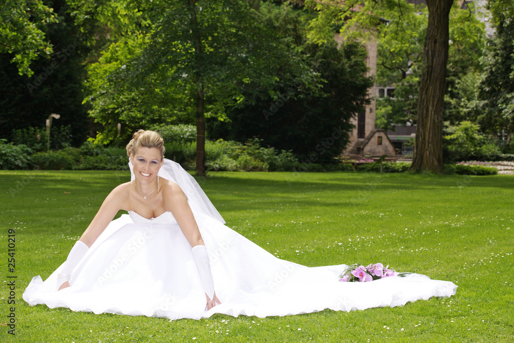 Braut auf der Wiese mit Brautstrauß Porträt Stock-Foto | Adobe Stock