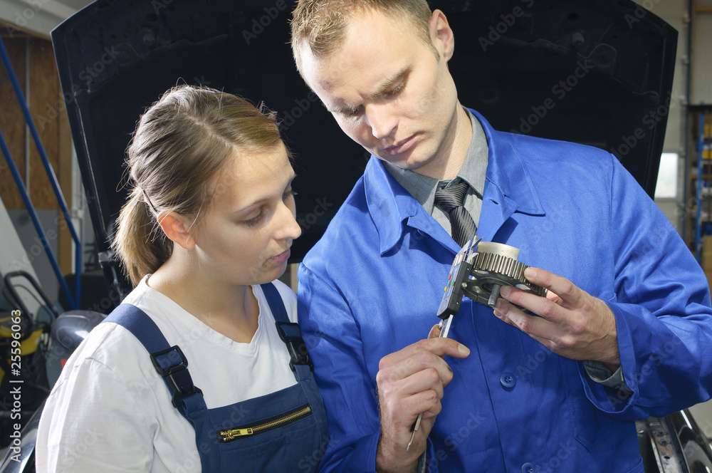 KFZ-Meister und Azubi in der Werkstatt Stock Photo | Adobe Stock