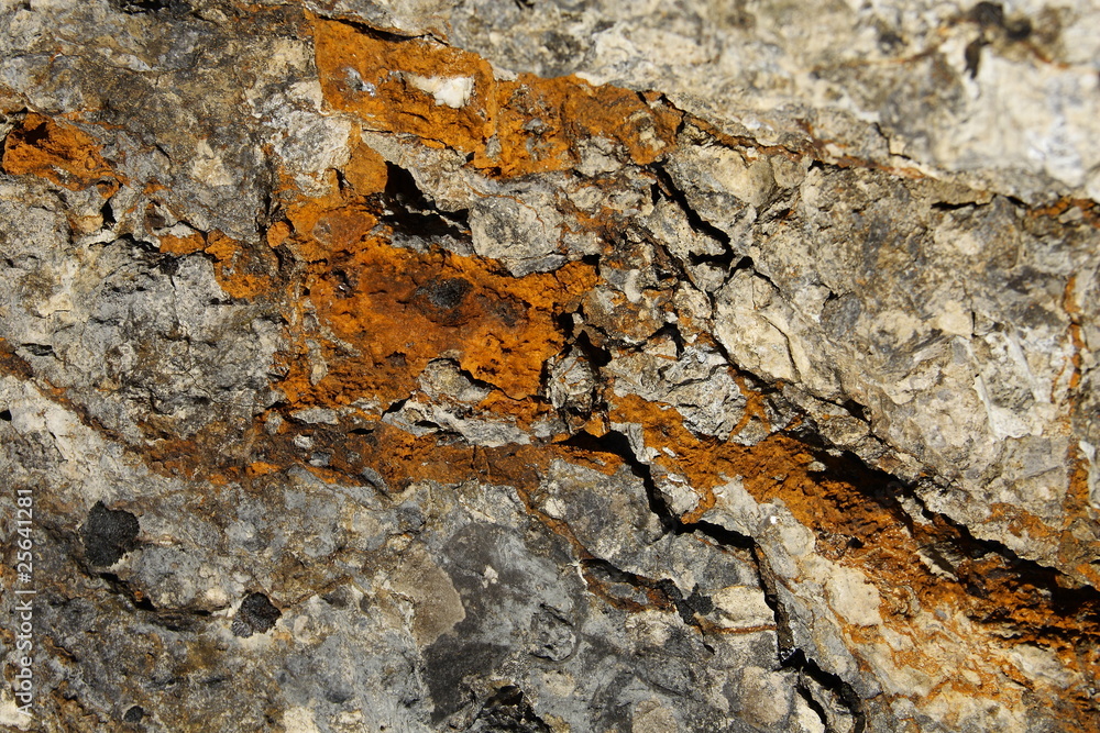 Roca con mineral de hierro Photos | Adobe Stock