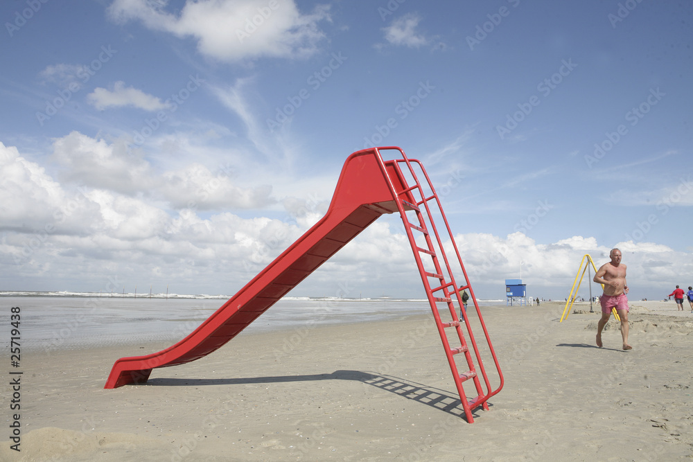 rote rutsche am strand Stock Photo | Adobe Stock