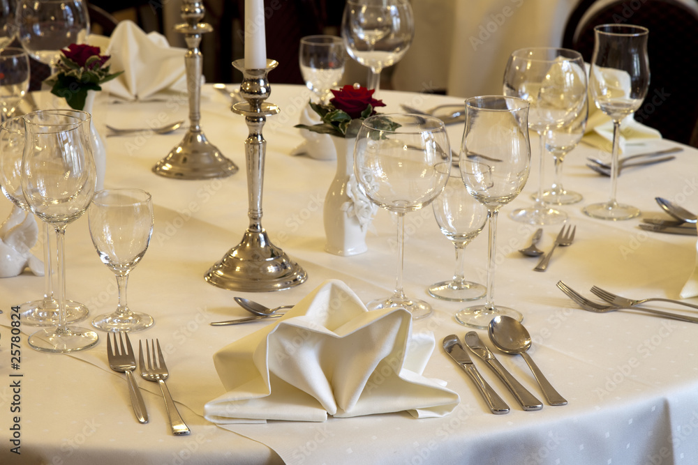 festlich gedeckter Tisch Stock-Foto | Adobe Stock