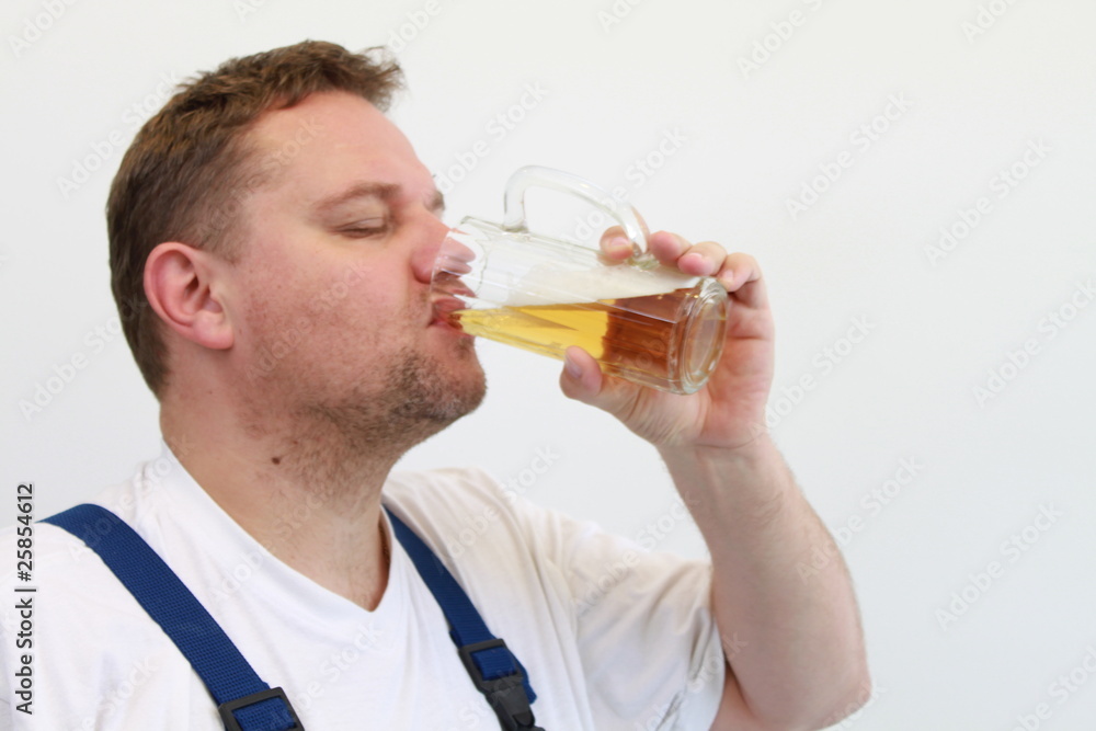 Bier trinken Stock-Foto | Adobe Stock