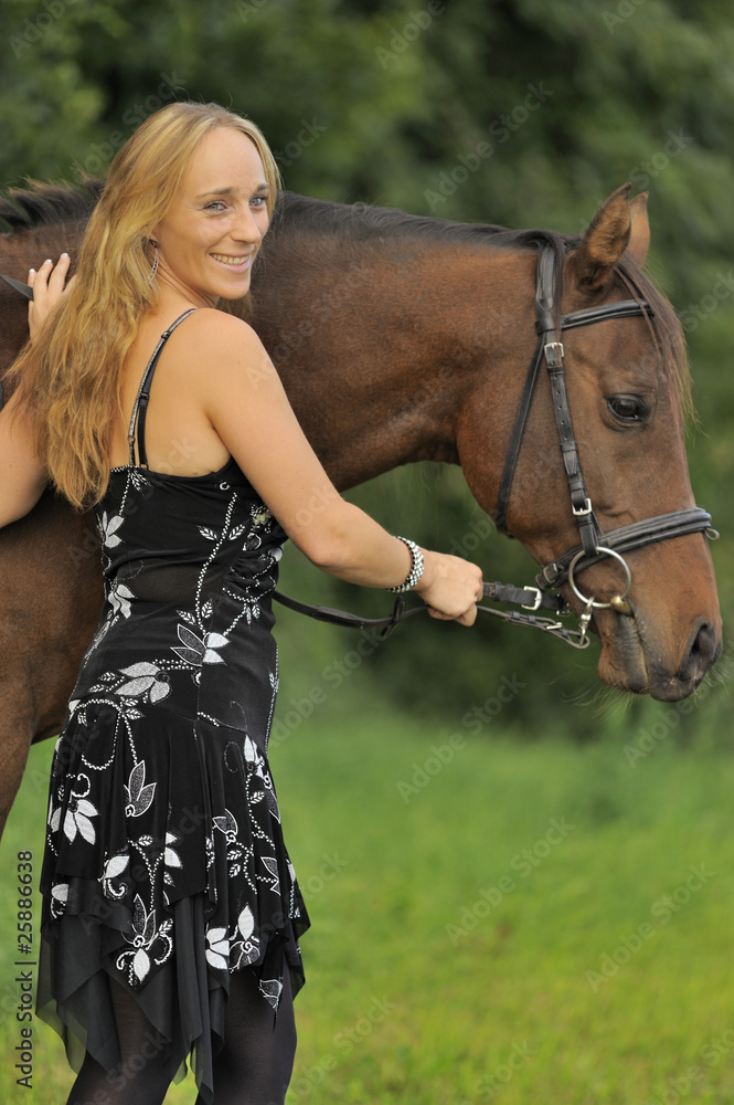 Junge Frau mit Pferd Stock-Foto | Adobe Stock