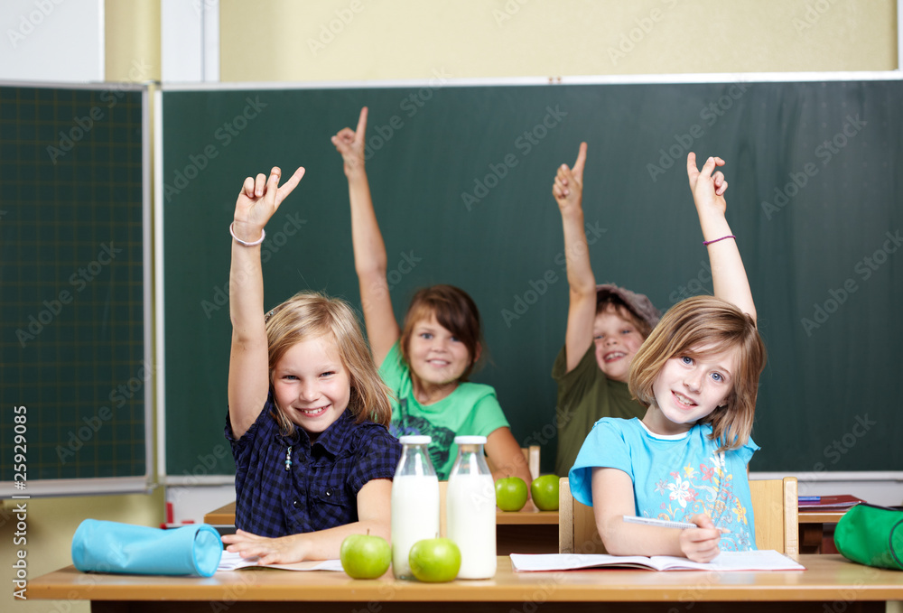 Schüler melden sich Stock-Foto | Adobe Stock