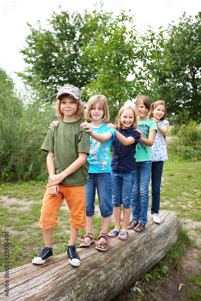Kinder auf Baumstamm Stock Photo | Adobe Stock