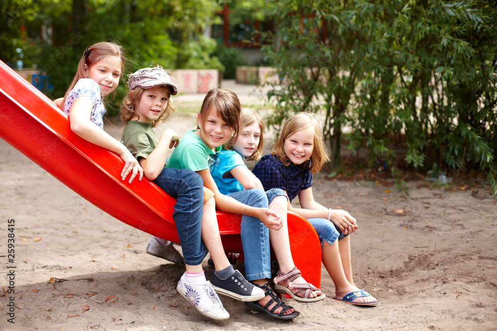 Kinder rutschen Stock-Foto | Adobe Stock