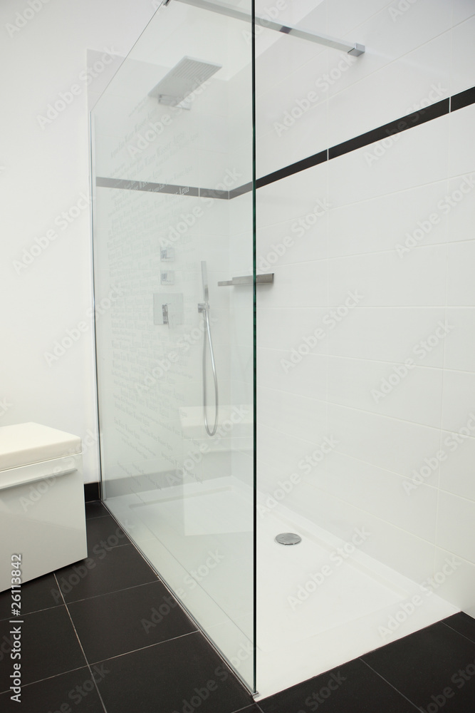 Grande Douche moderne et épurée Stock Photo | Adobe Stock