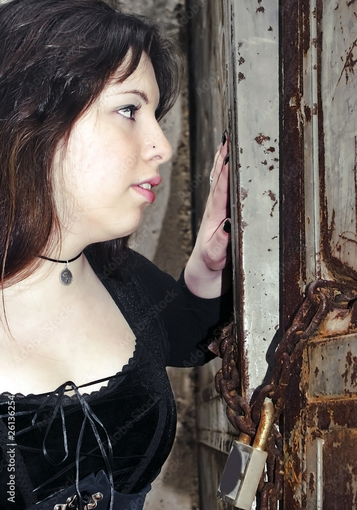 Chica espiando por puerta foto de Stock | Adobe Stock