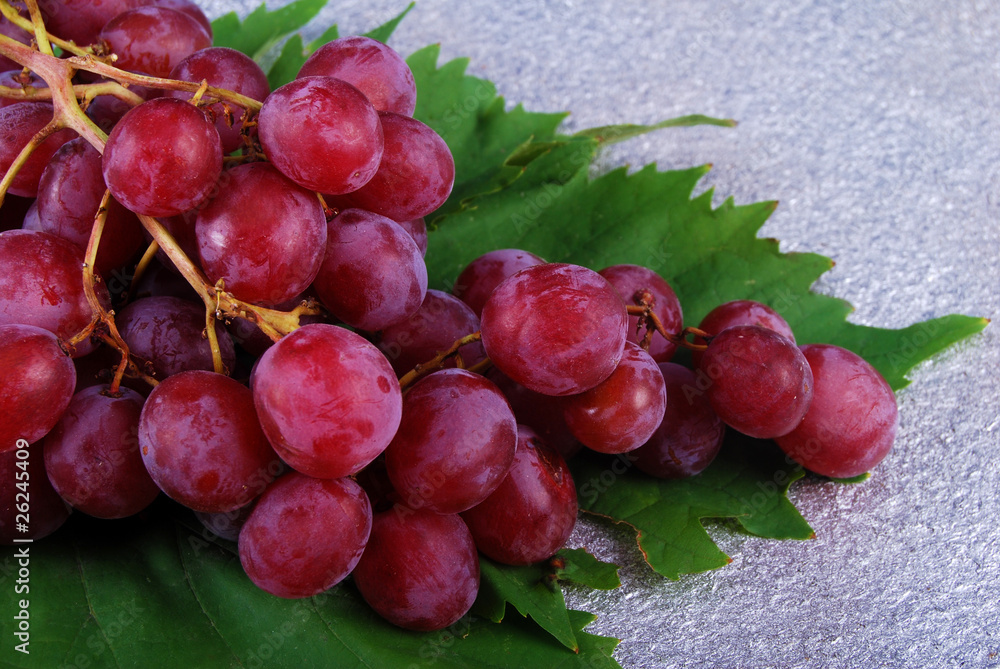 Foto de Grappe de raisin rosé sur feuille de vigne - Vitis vinifera do ...