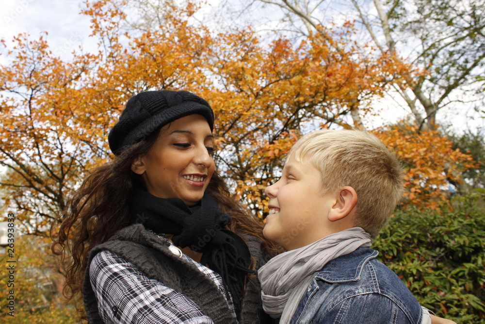 Stiefmutter und Stiefsohn im Herbst Stock-Foto | Adobe Stock