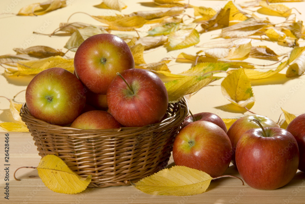 äpfel im korb Stock-Foto | Adobe Stock