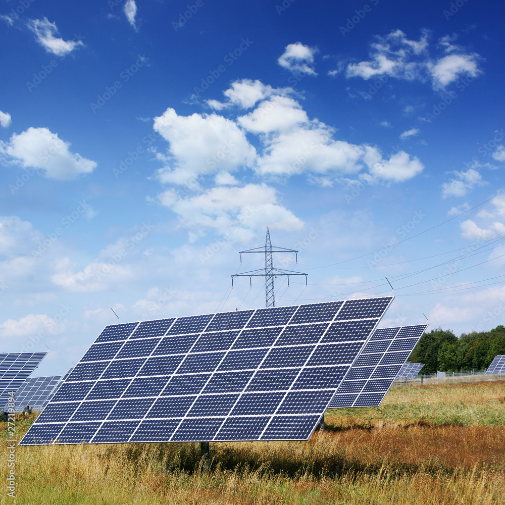 Solaranlage im Feld Stock Photo | Adobe Stock